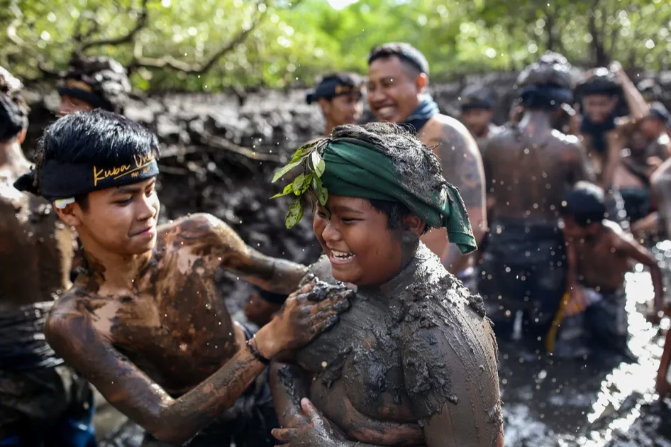 Mebuug-buugan Tradition in Kedonganan, Bali – Mud Ritual & Prayer